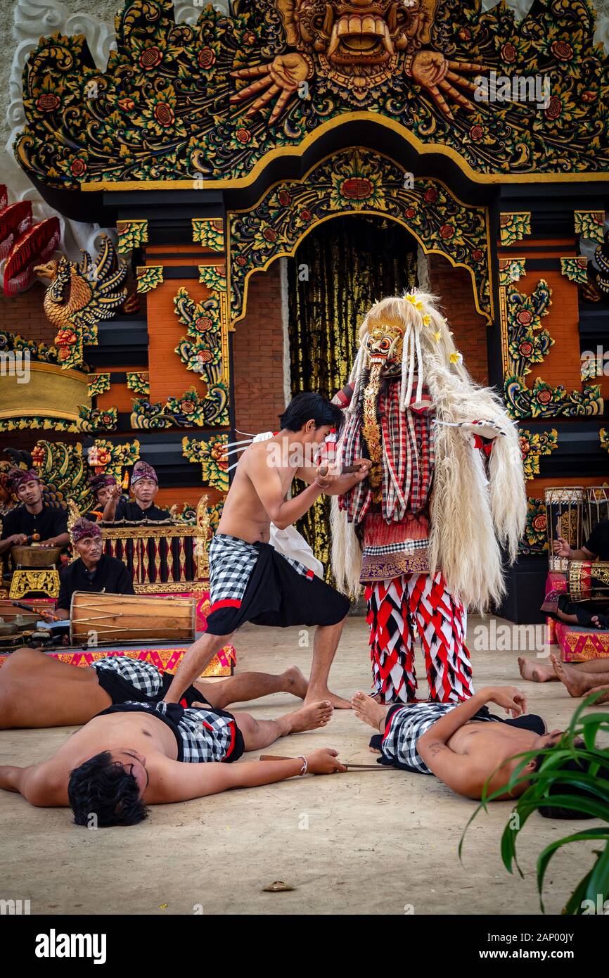 Tari tarian hi-res stock photography and images - Alamy