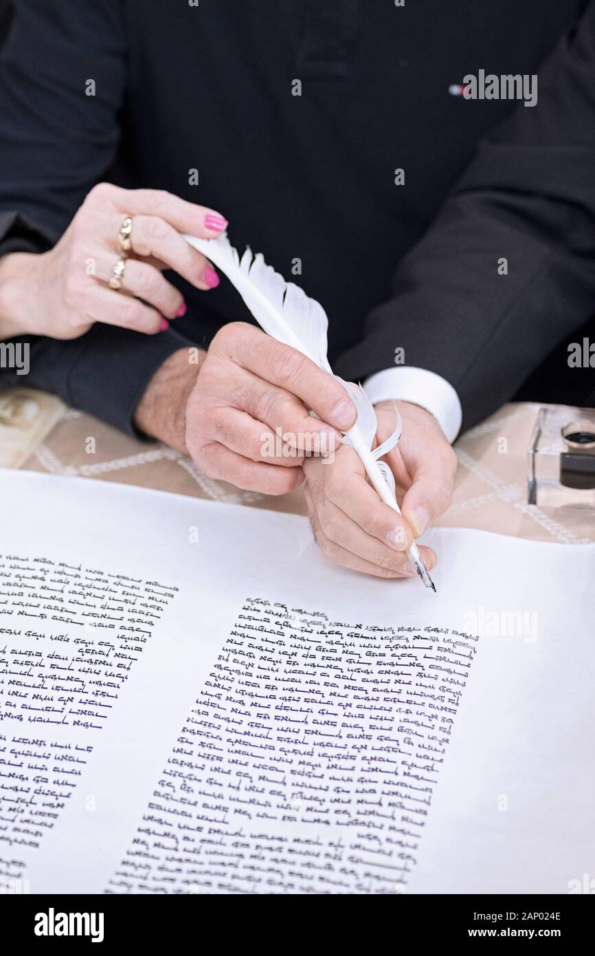 Rabbi with torah scroll hi-res stock photography and images - Alamy