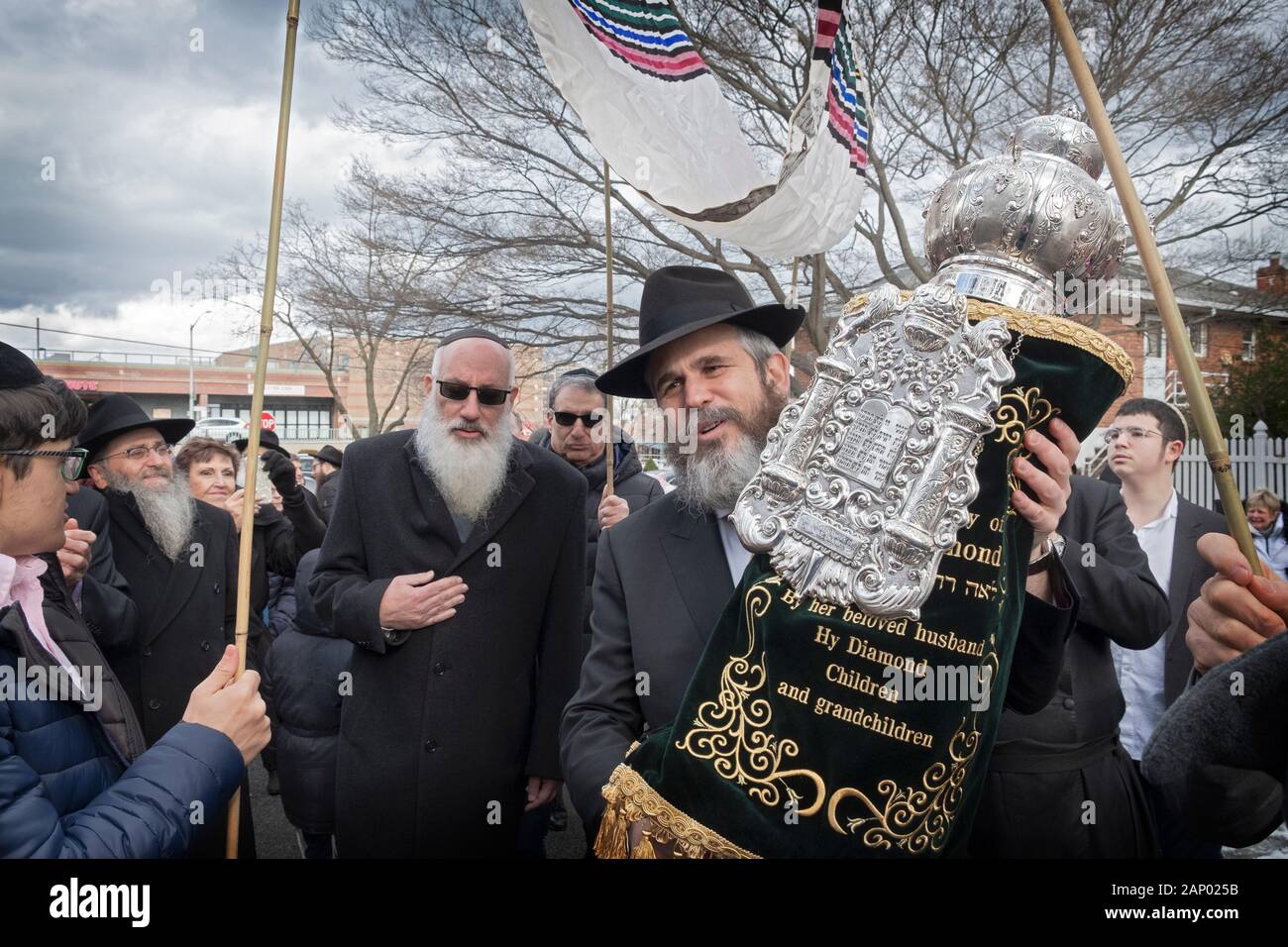 Rabbi with torah scroll hi-res stock photography and images - Alamy
