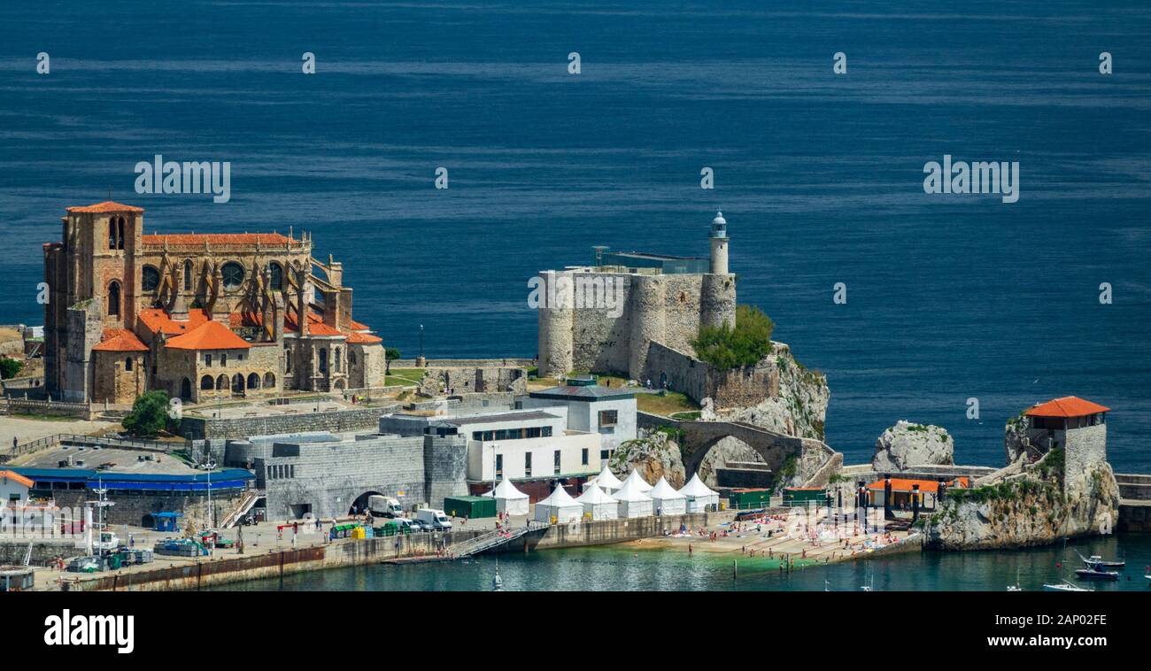 Cathedral, castle and lighthouse of Castro Urdiales Stock Photo - Alamy