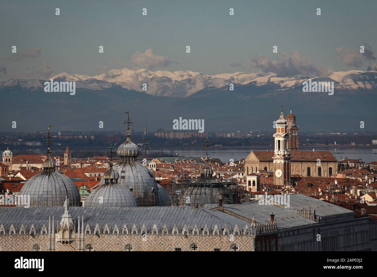 The spectacular view of Venice with the backdrop of the Dolomites ...
