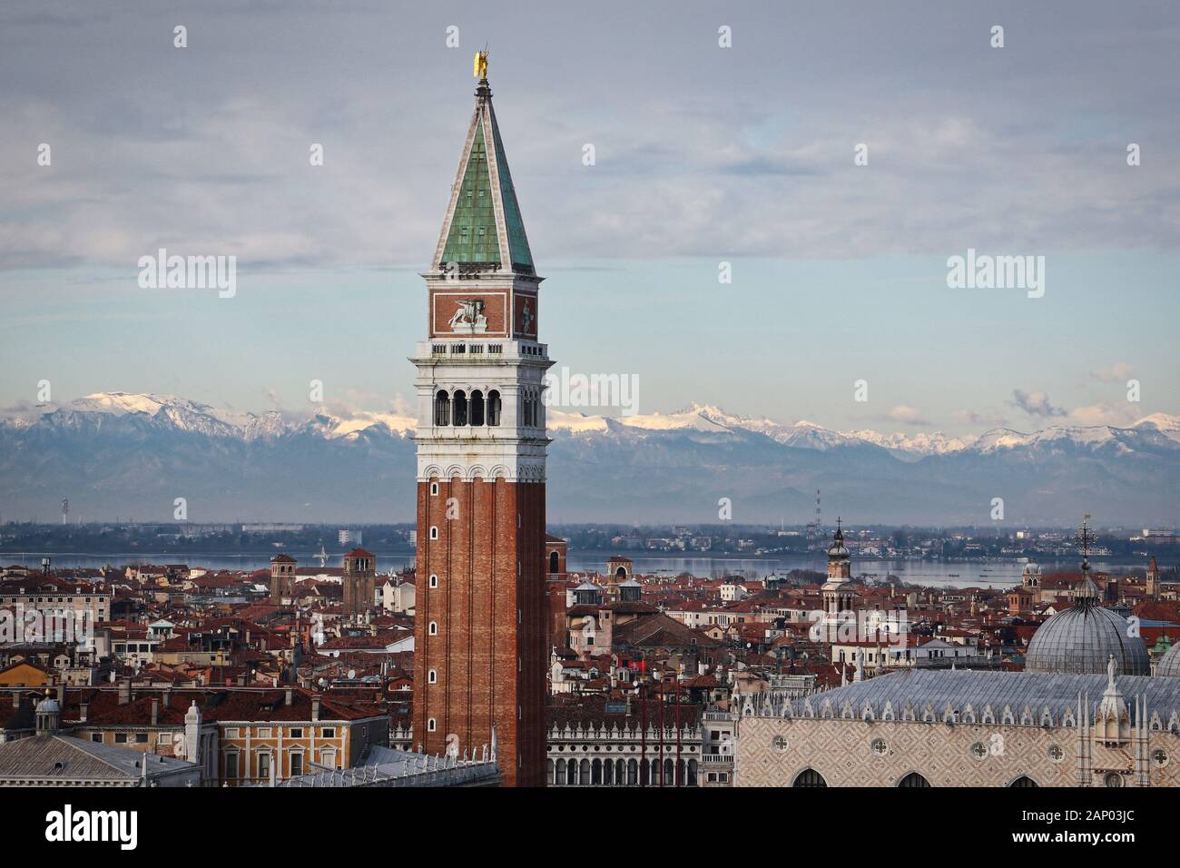 The spectacular view of Venice with the backdrop of the Dolomites ...