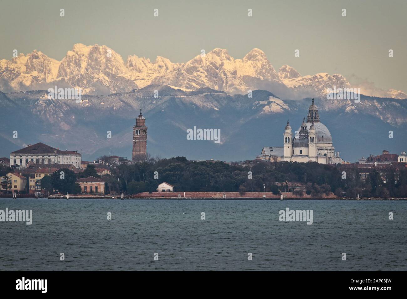 The spectacular view of Venice with the backdrop of the Dolomites ...