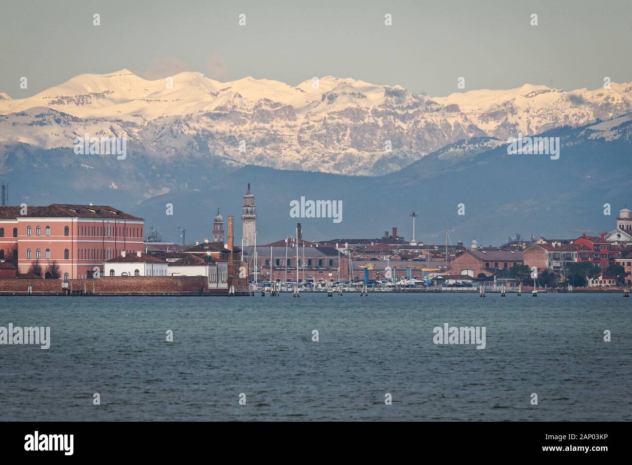 The spectacular view of Venice with the backdrop of the Dolomites ...