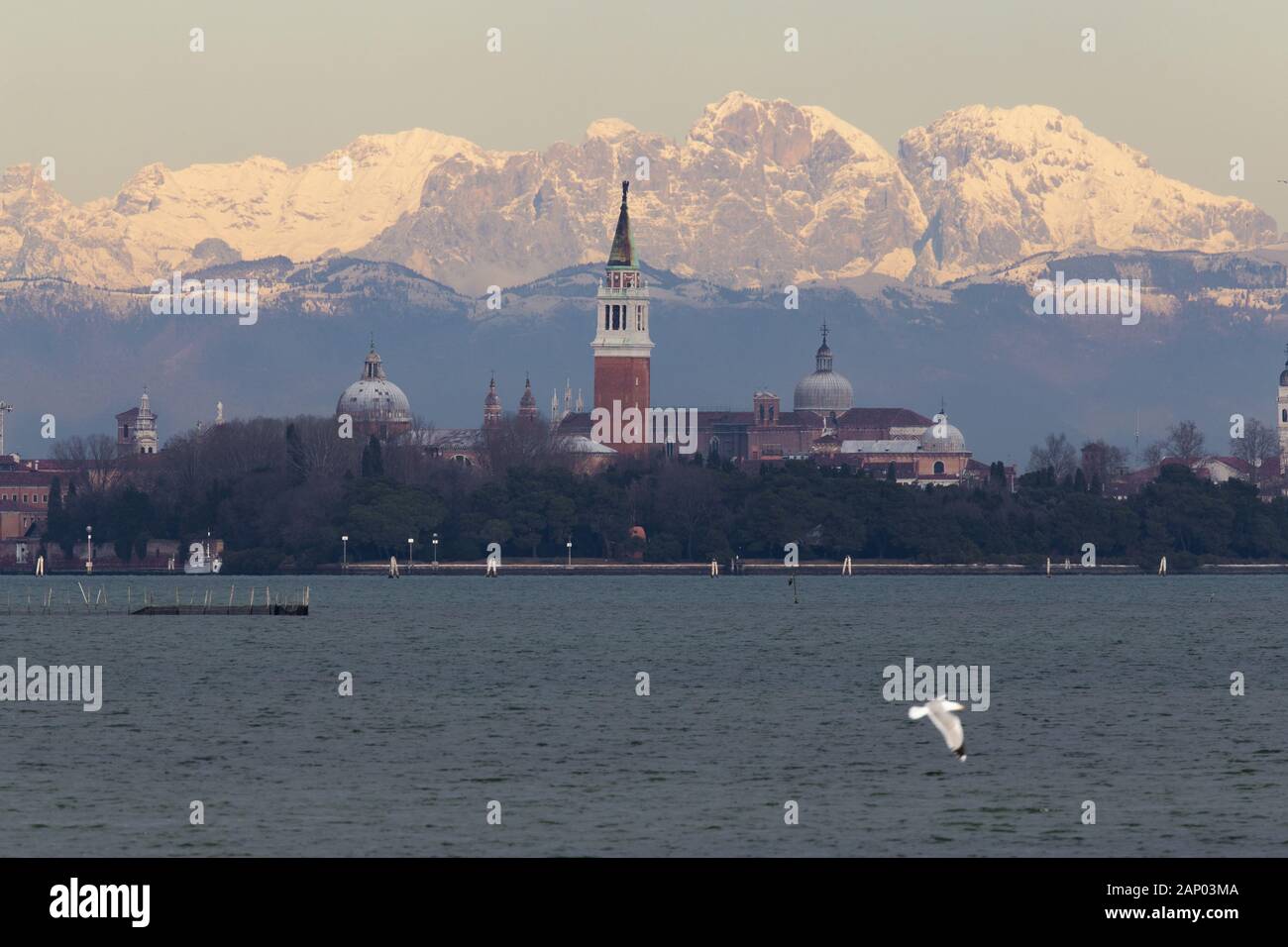 The spectacular view of Venice with the backdrop of the Dolomites ...
