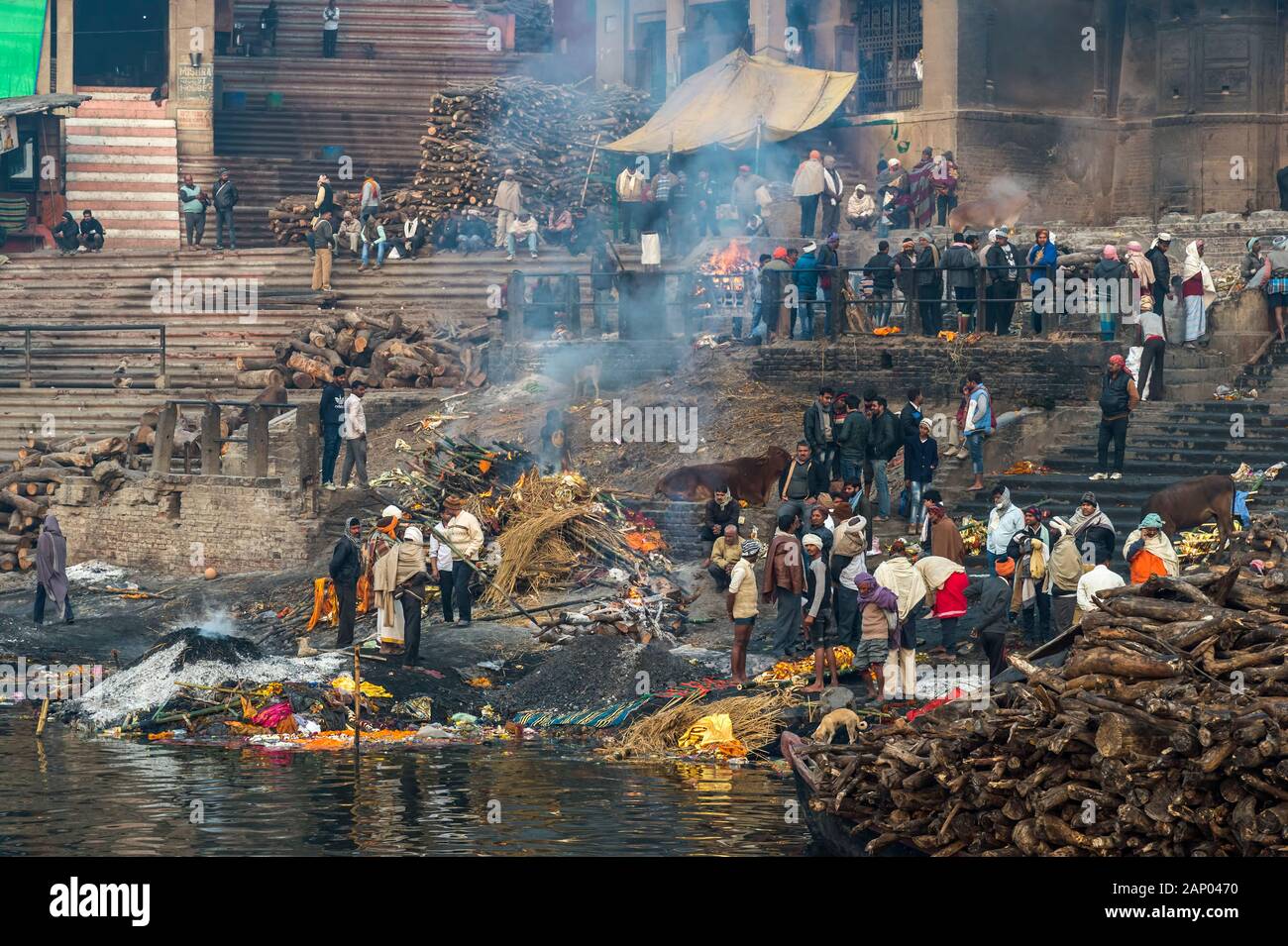Cremation at Manikarnika ghat, Varanasi, Uttar Pradesh, India Stock ...