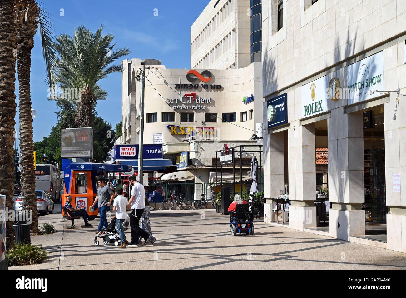 Ra'anana shopping district Stock Photo - Alamy