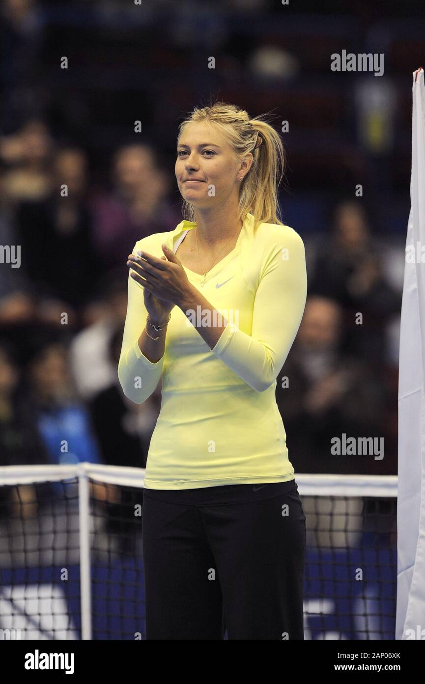 Maria sharapova wimbledon 2004 hi-res stock photography and images - Alamy