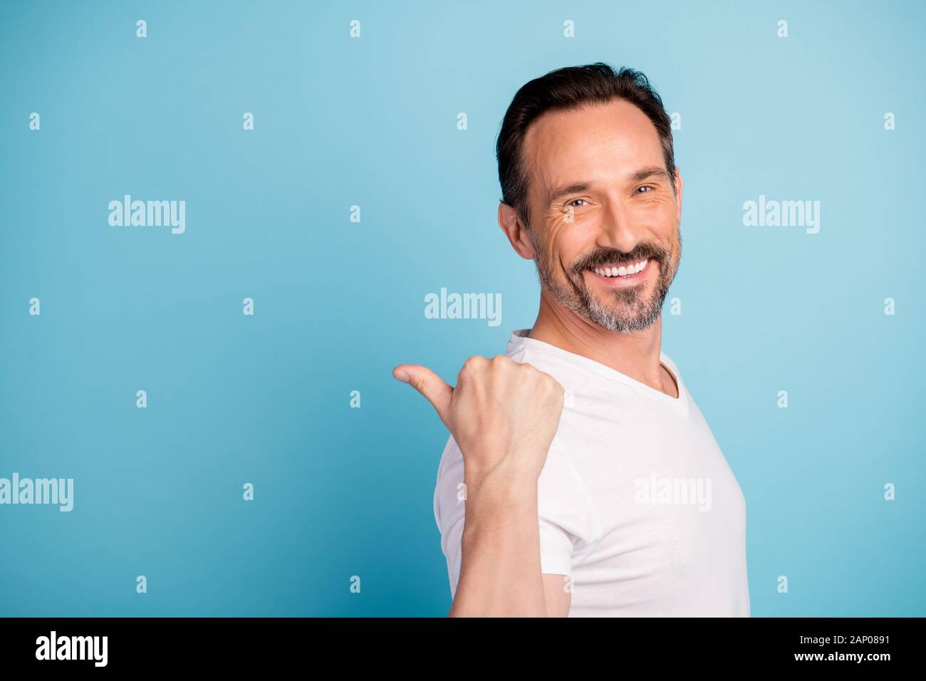 Close-up portrait of his he nice attractive cheerful cheery glad guy ...