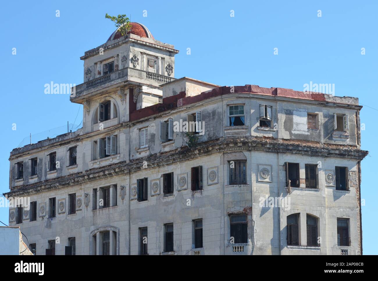 A derelict early 20th century building in Central Havana, Cuba Stock ...
