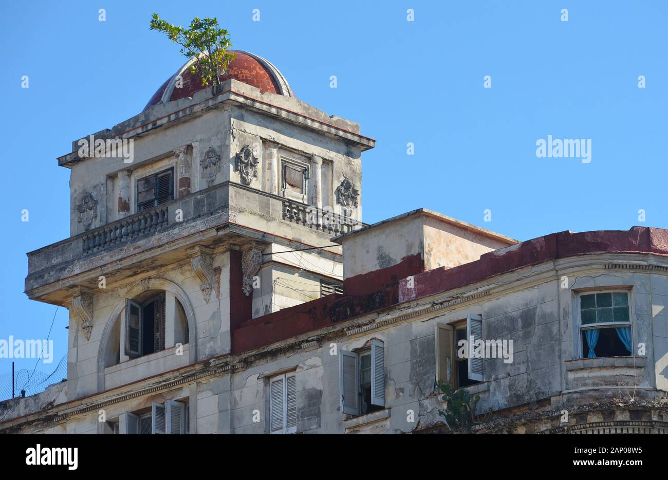 A derelict early 20th century building in Central Havana, Cuba Stock ...