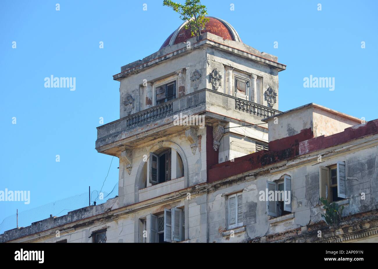 A derelict early 20th century building in Central Havana, Cuba Stock ...