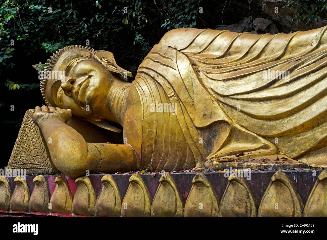 Sculptures of reclining buddha hi-res stock photography and images - Alamy