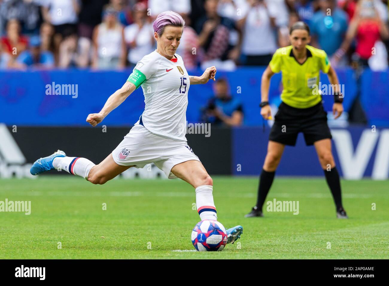 Megan Rapinoe of USA women's national team scoring a penalty kick ...