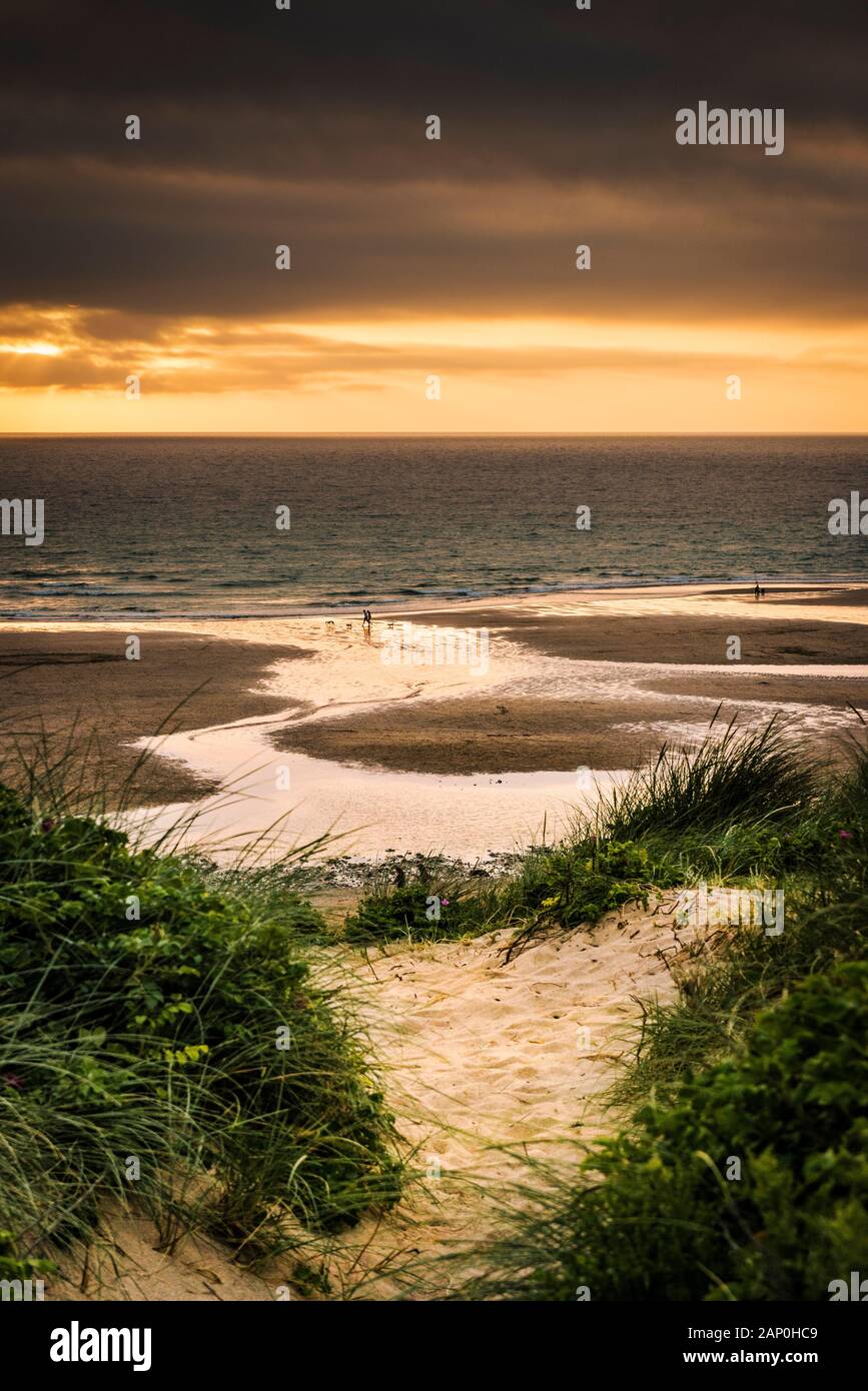 A beautiful sunset over Fistral Beach in Newquay in Cornwall Stock ...