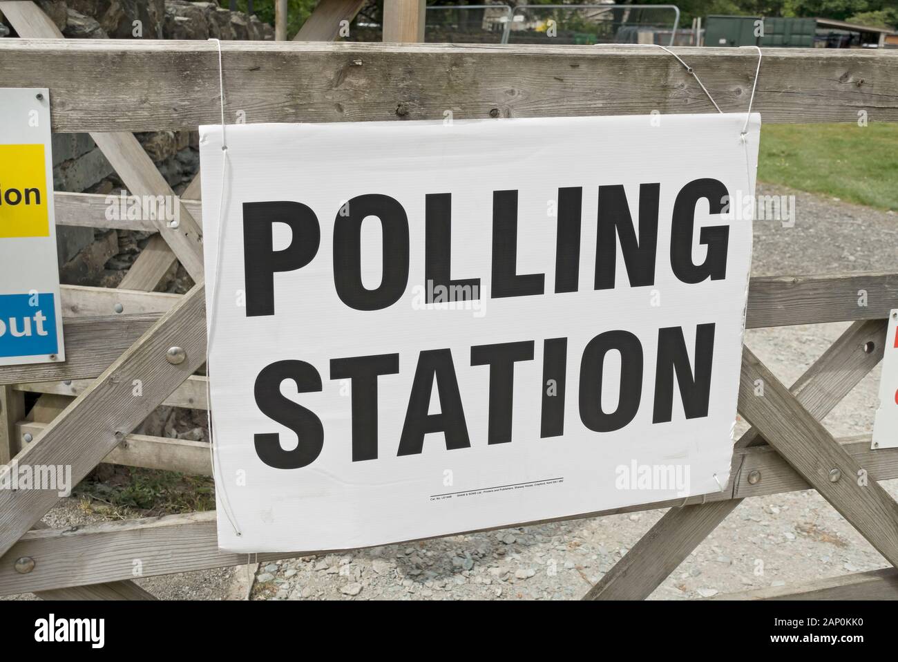 Polling station sign on a gate Stock Photo - Alamy