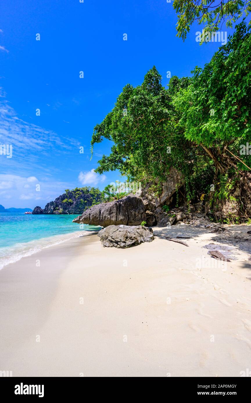 Tropical Papaya beach at paradise coast, El Nido, Palawan, Philippines ...