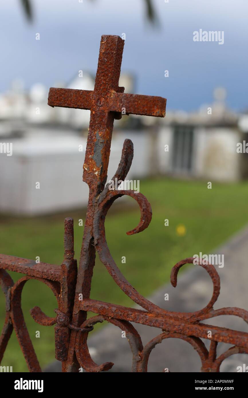 Metal cross on grave hi-res stock photography and images - Alamy