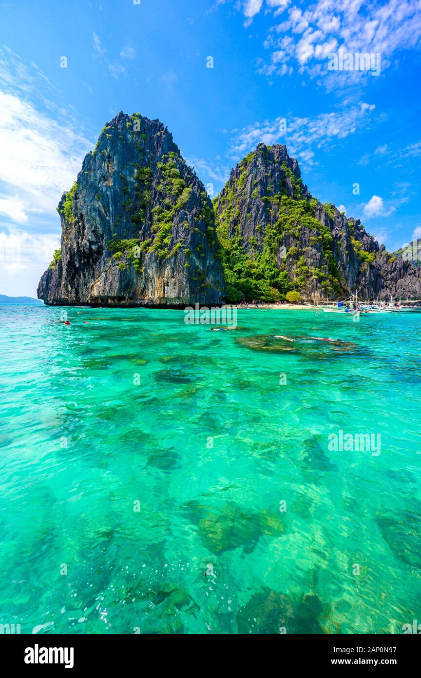 Tropical Shimizu Island and paradise beach, El Nido, Palawan ...