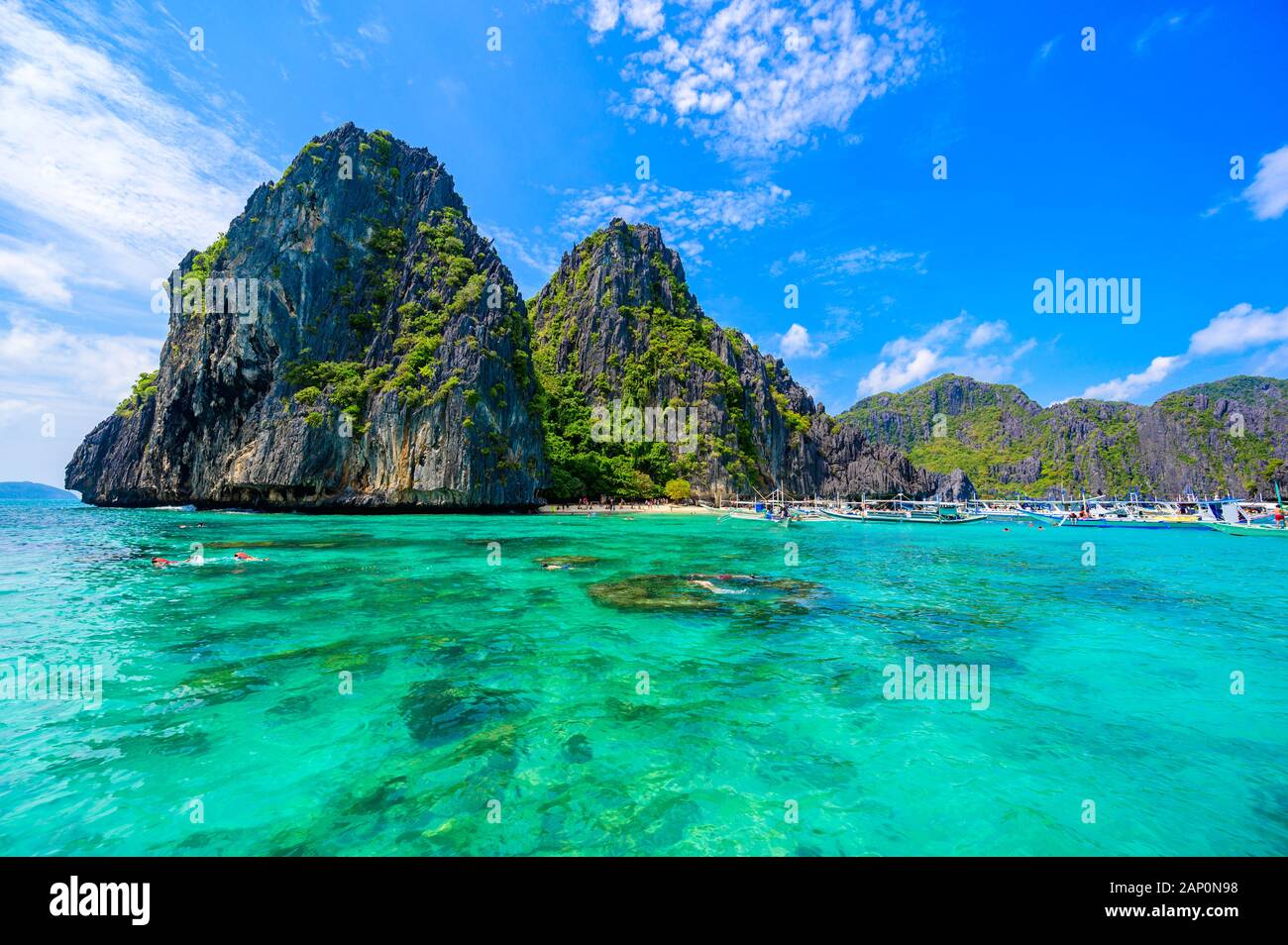 Tropical Shimizu Island and paradise beach, El Nido, Palawan ...