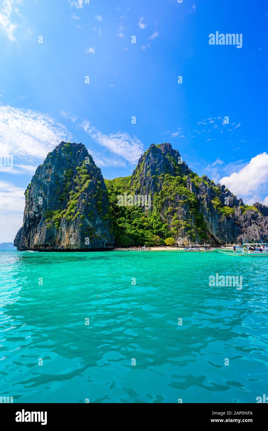 Tropical Shimizu Island and paradise beach, El Nido, Palawan ...