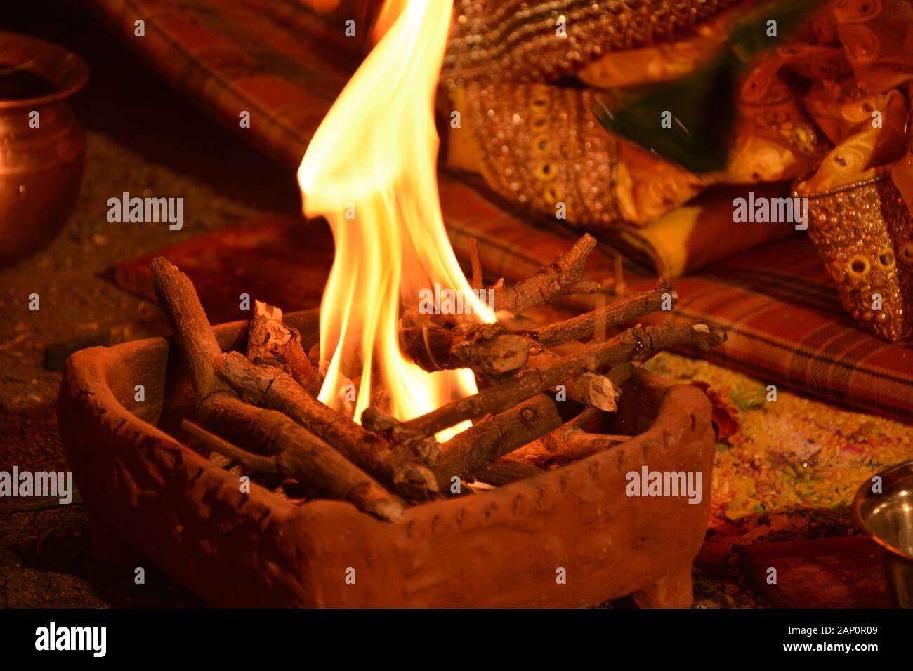 Havan kund hi-res stock photography and images - Alamy