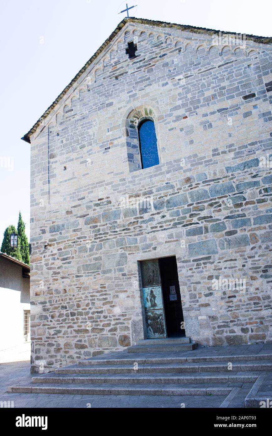 Abbey church by lake como hi-res stock photography and images - Alamy