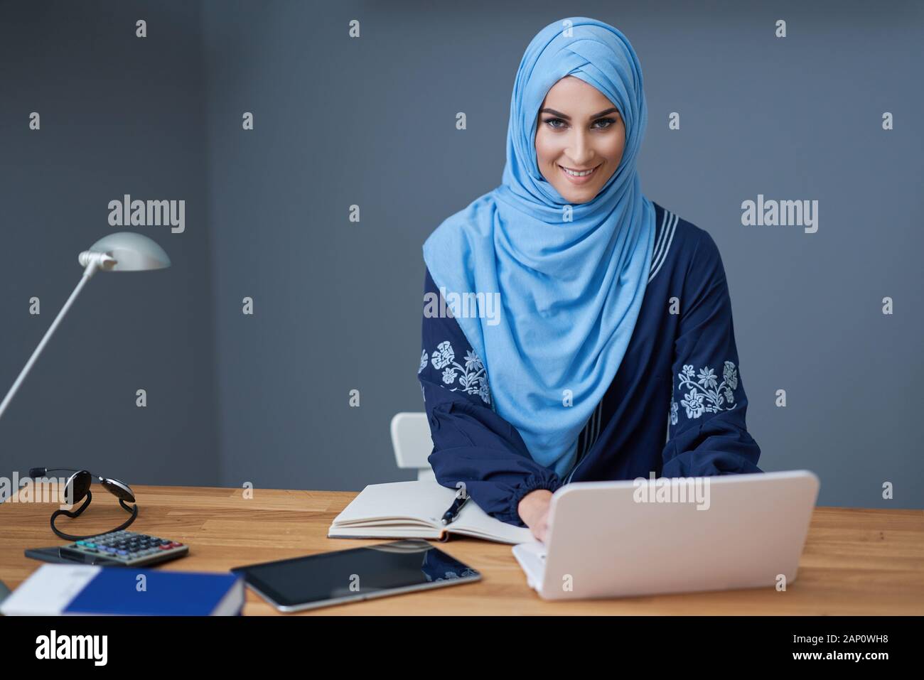 Muslim female student hi-res stock photography and images - Alamy