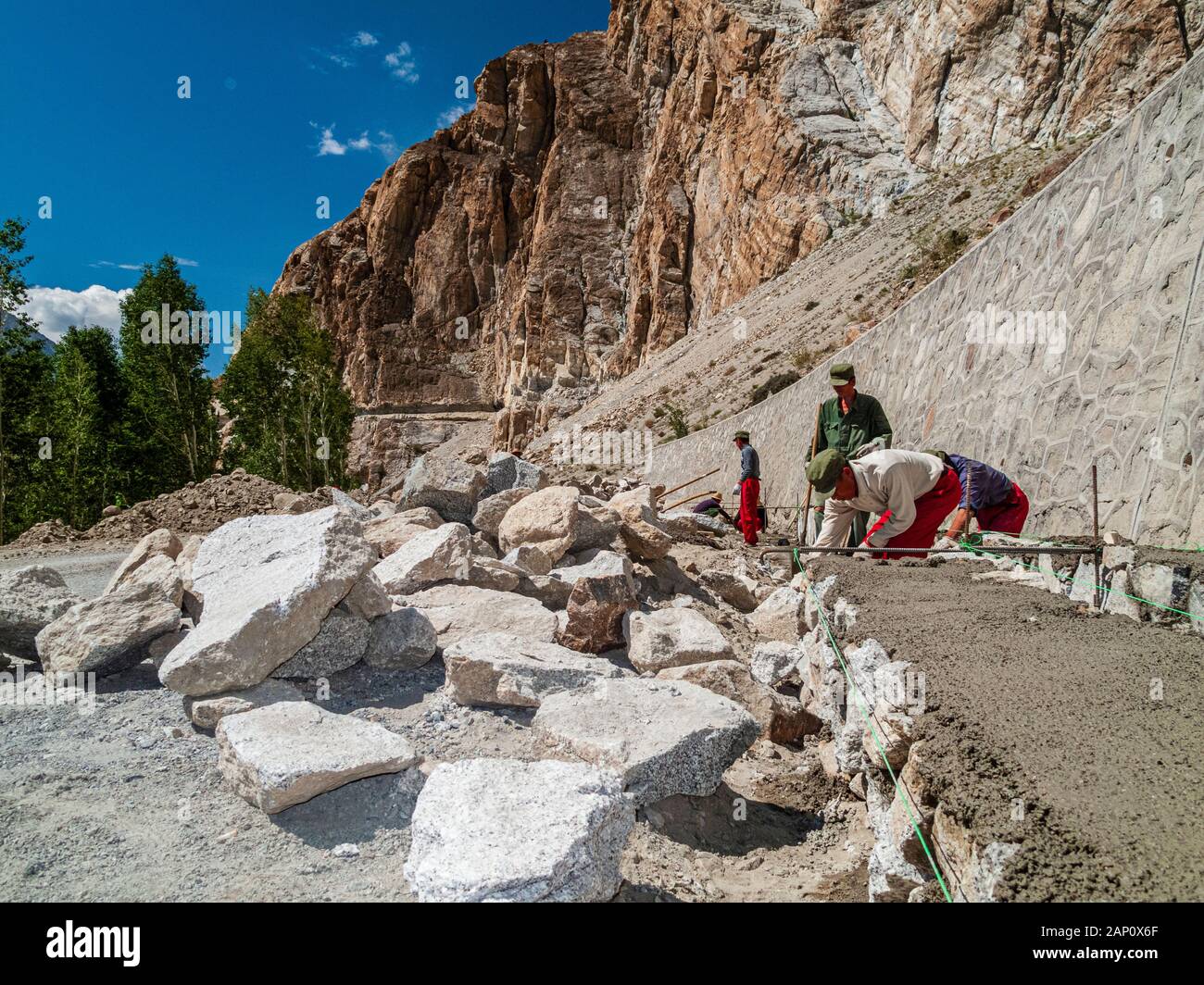 Outside workers building wall road hi-res stock photography and images ...