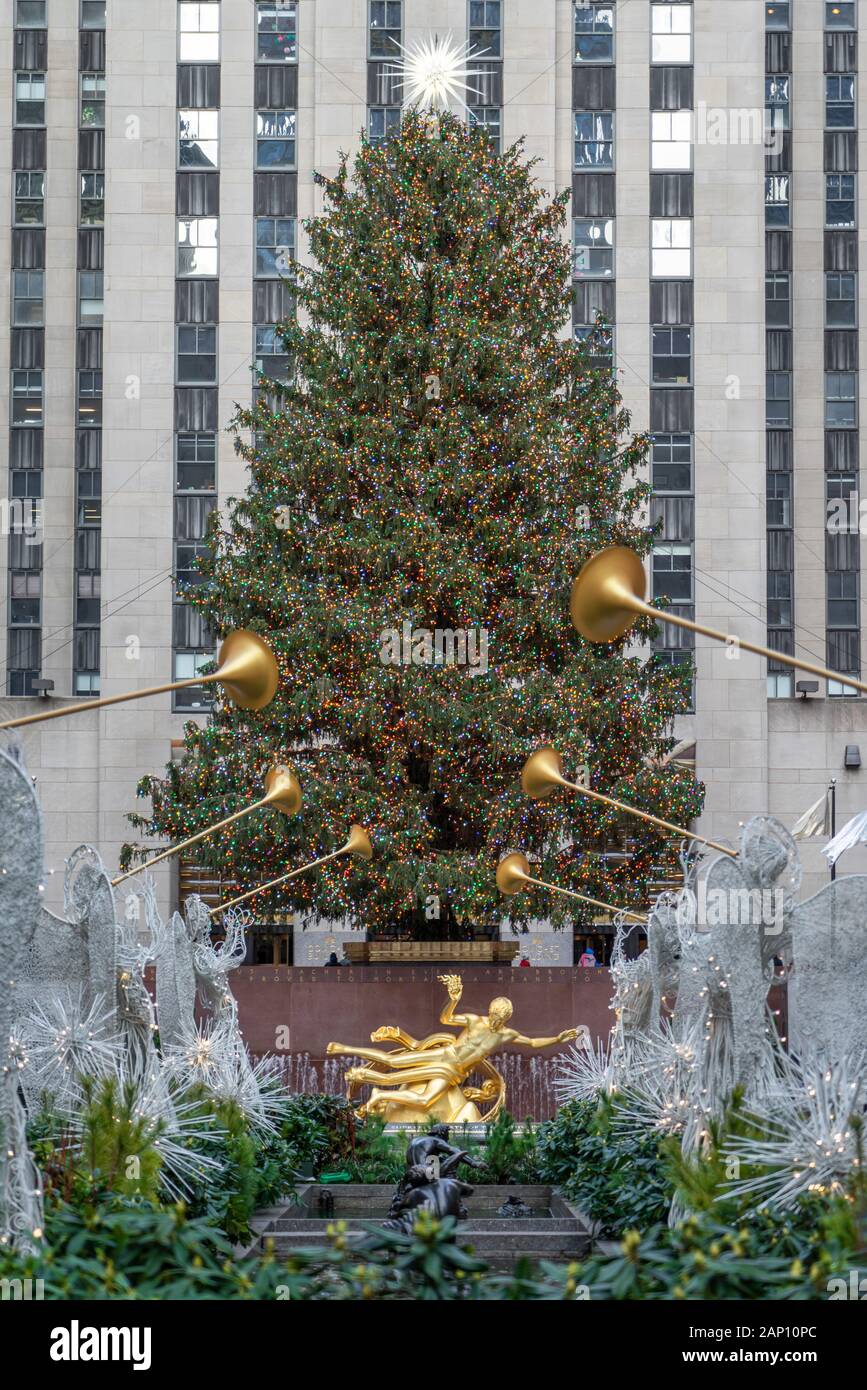 USA: Christmas Tree in front of 30 Rockefeller Plaza in New York City ...