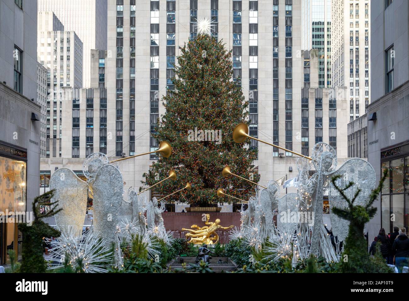 USA: 30 Rockefeller Plaza with Christmas Tree and Prometheus statue in ...