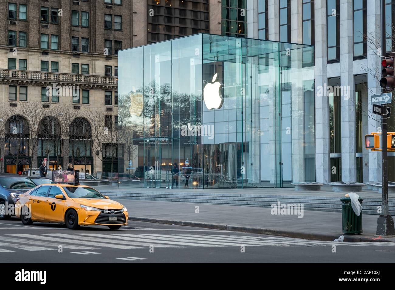 USA: Apple Store at Fifth Avenue, Manhattan NYC.Photo from 07. Dezember ...