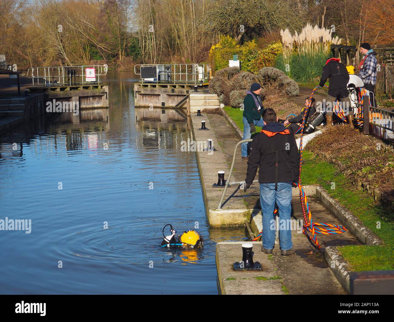Oxford, UK. 20th Jan 2020. Divers working for the Environment Agency ...