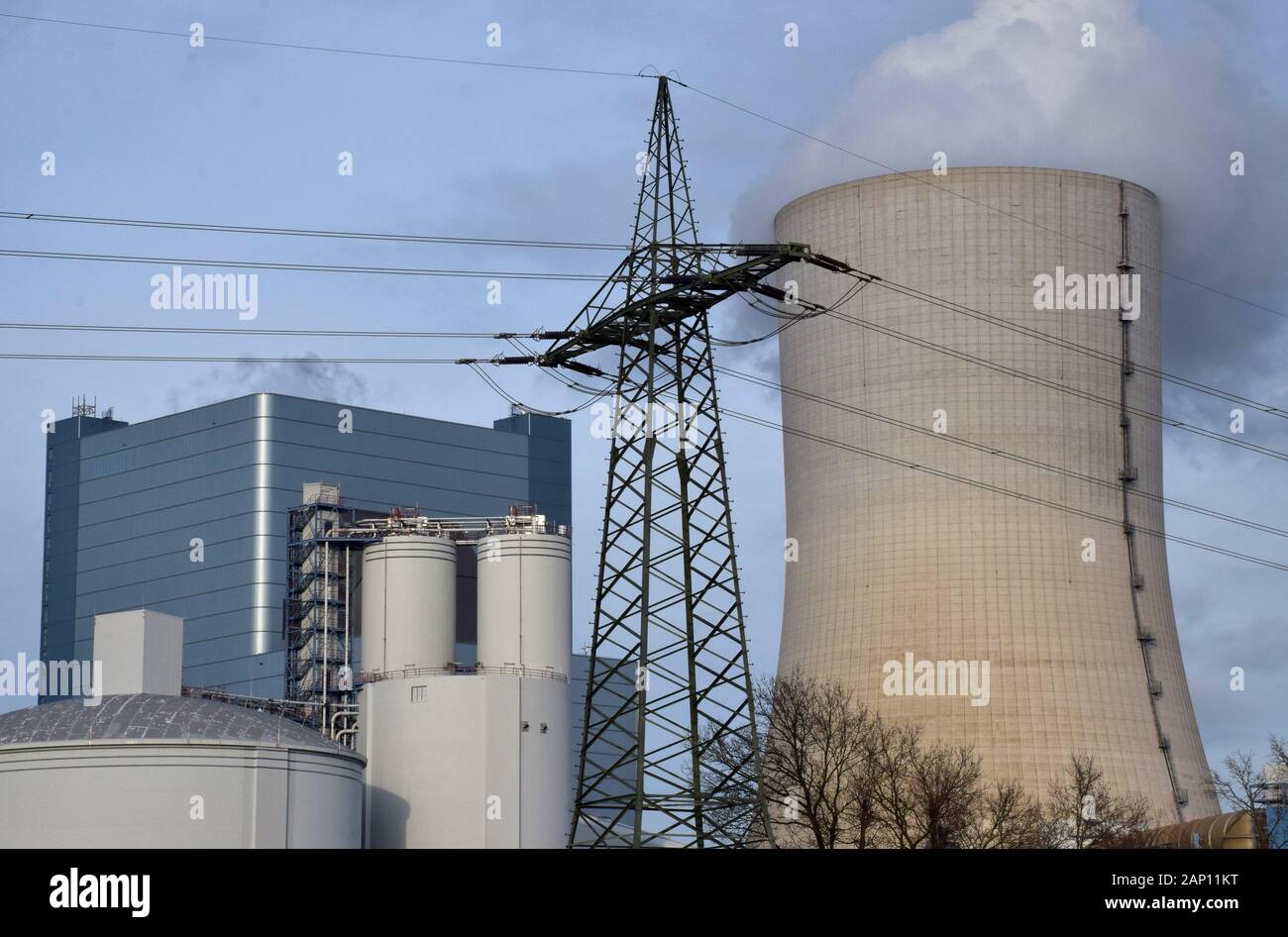 The Datteln 4 coal-fired power plant in trial operation on 11.01.2020 ...