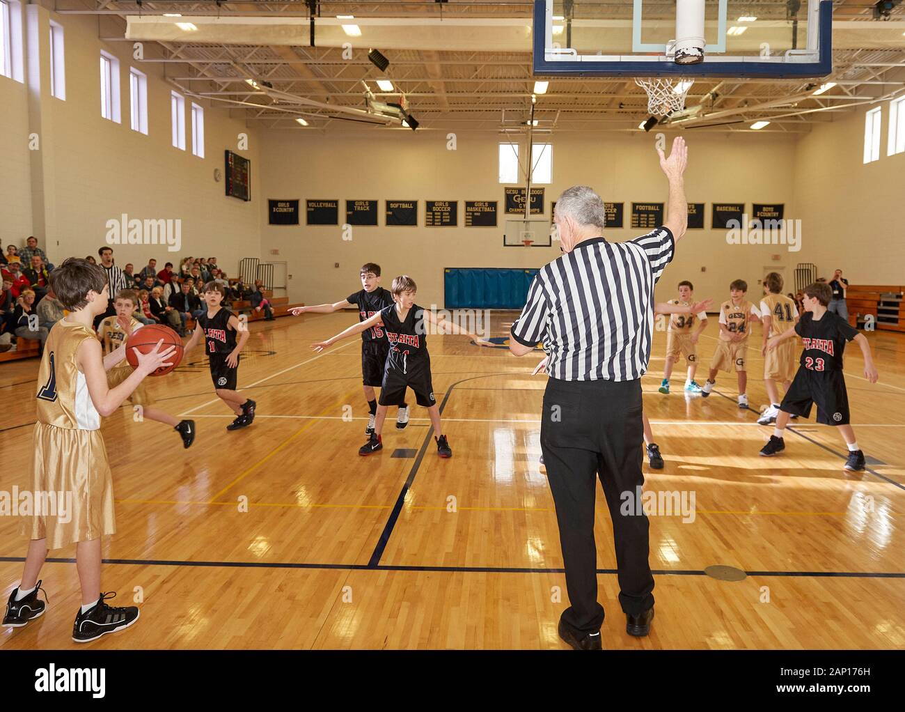 Basketball referee signals hi-res stock photography and images - Alamy