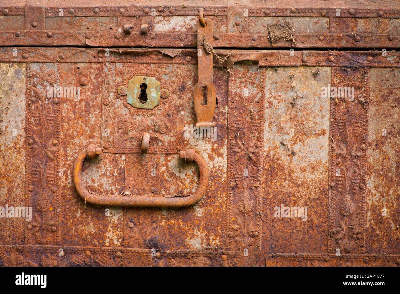 Front of old rusty chest with keyhole and bolt Stock Photo - Alamy