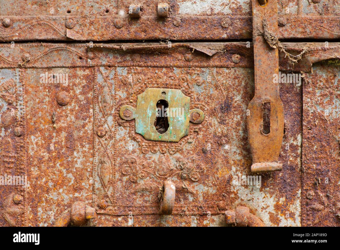 Front of old rusty chest with keyhole and bolt Stock Photo - Alamy
