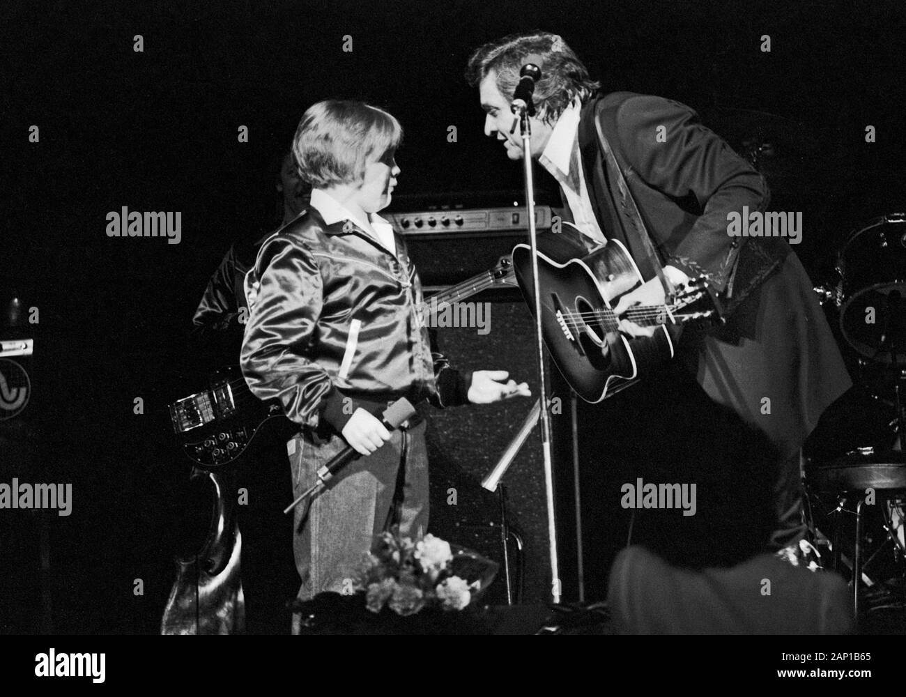 Johnny Cash, amerikanischer Country Sänger und Songschreiber, mit einem ...