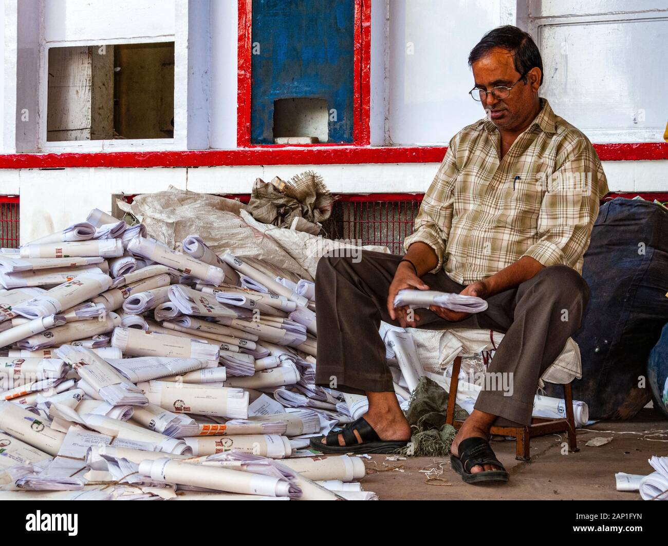 India postman hi-res stock photography and images - Alamy