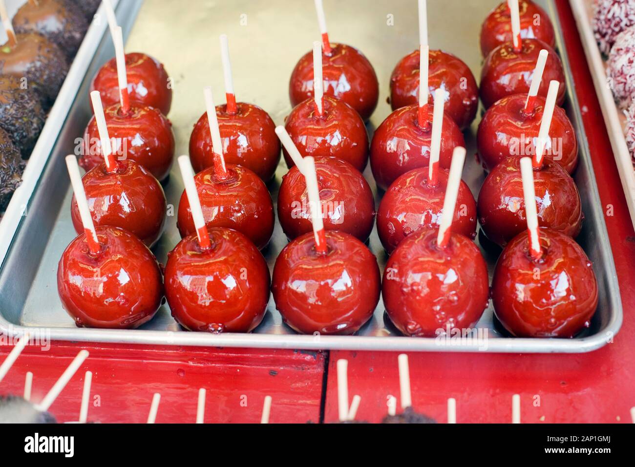 Candy apples hi-res stock photography and images - Alamy