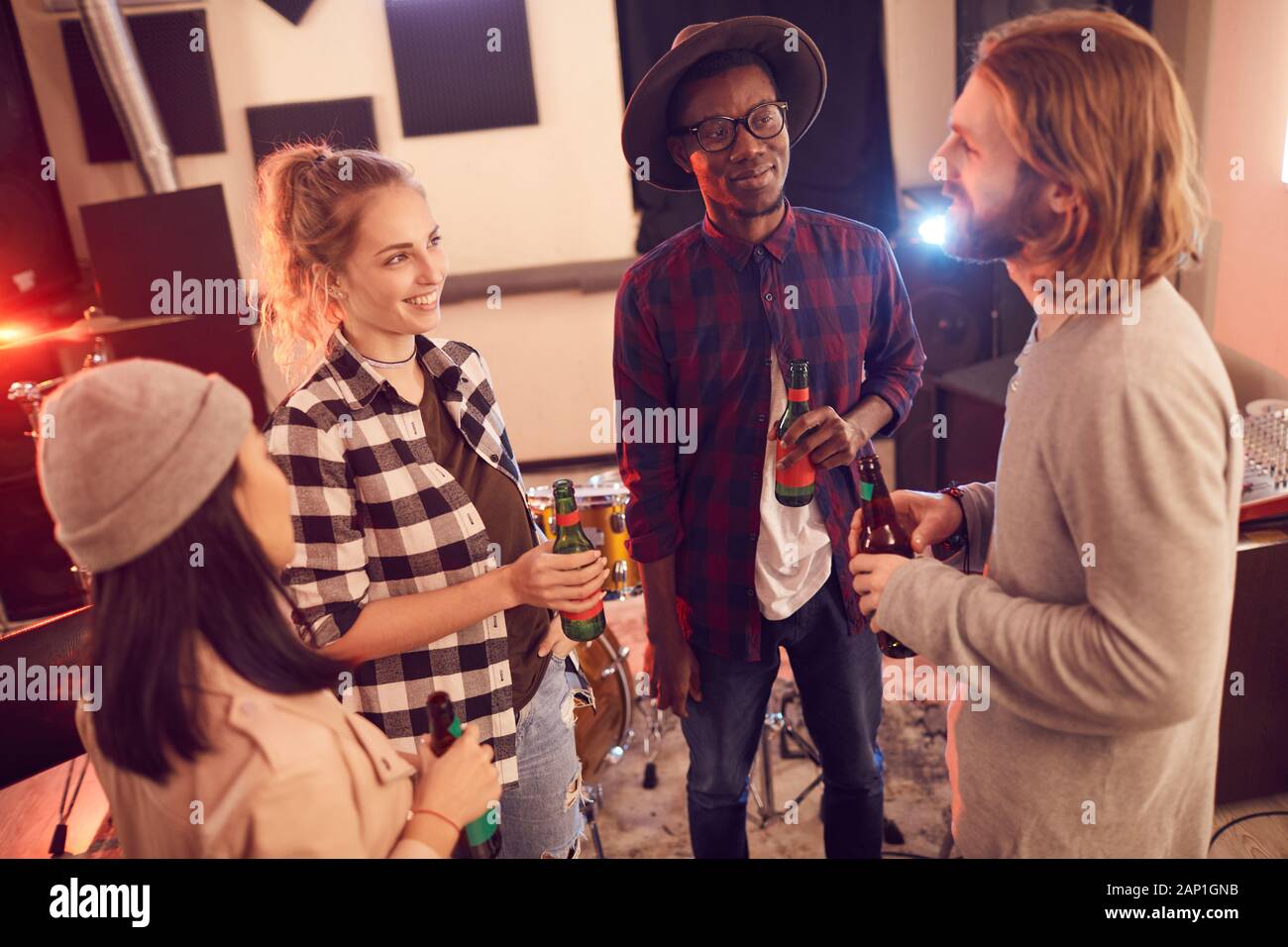 Group of people drinking alcohol hi-res stock photography and images ...