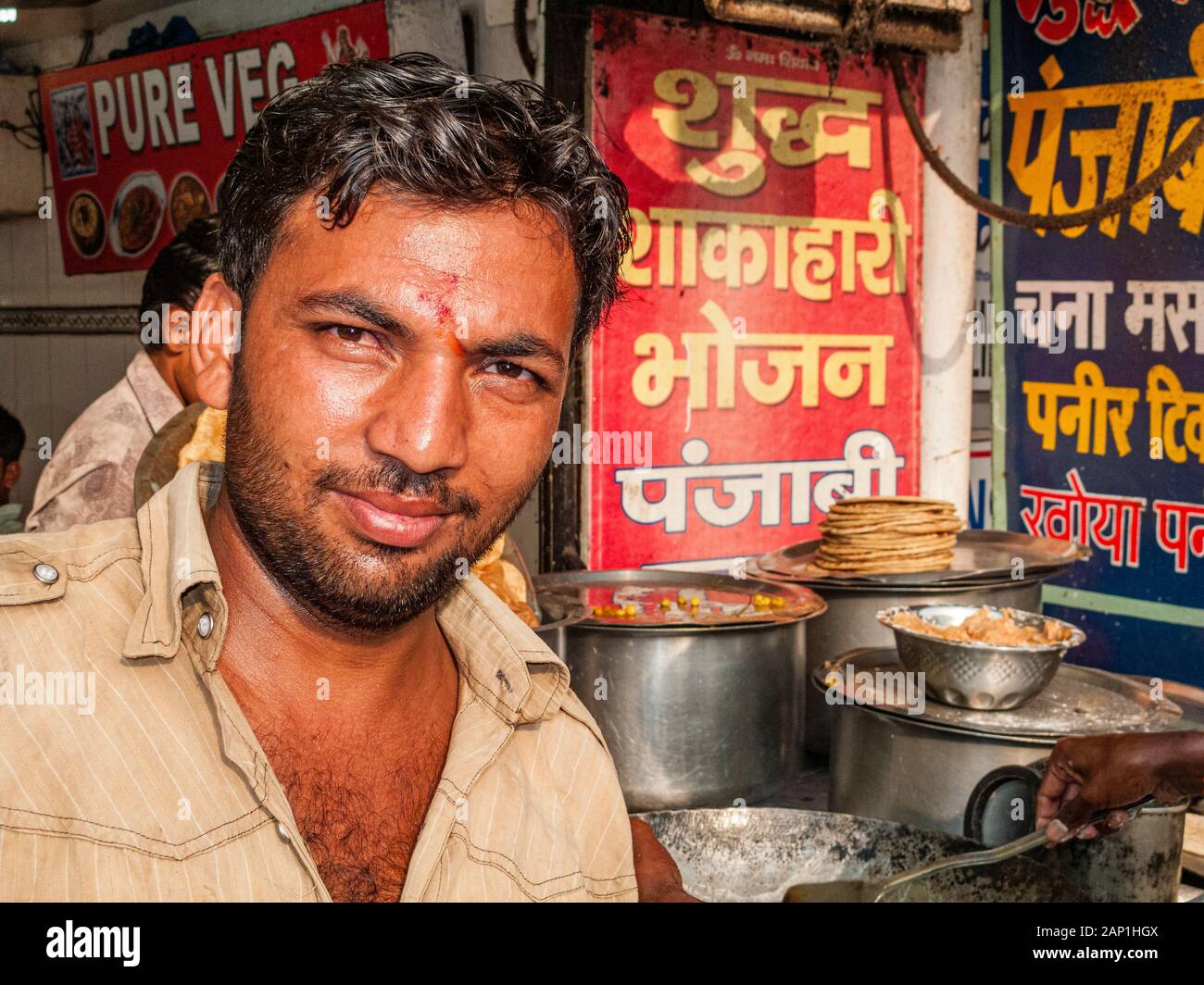 Man men male vendor vendors stall stalls hi-res stock photography and ...