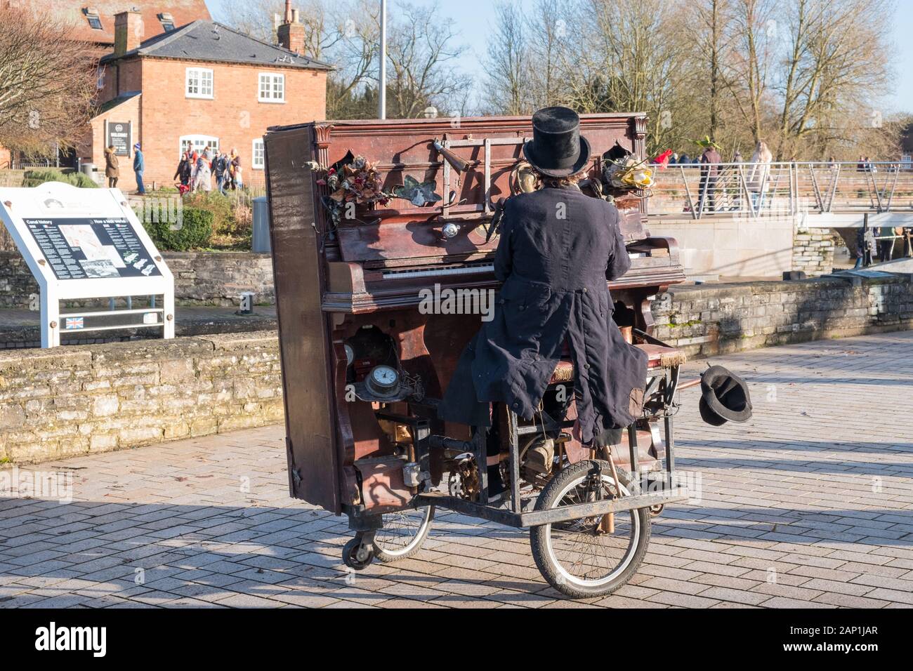 Busker on the street hi-res stock photography and images - Alamy