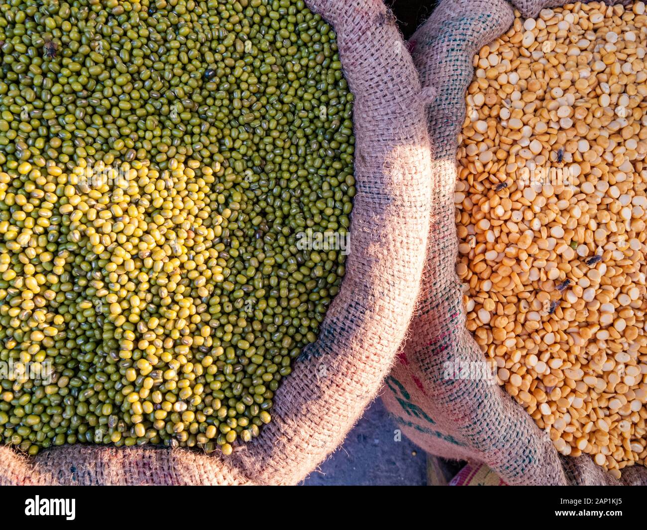 Lentils beans indian market hi-res stock photography and images - Alamy