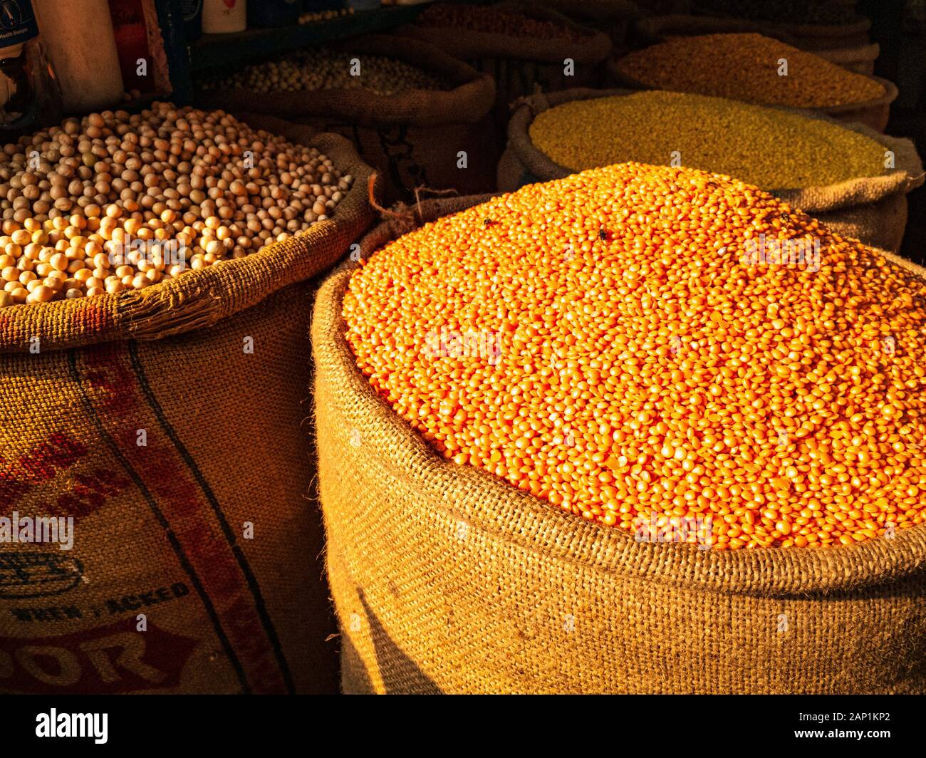 Lentils beans indian market hi-res stock photography and images - Alamy