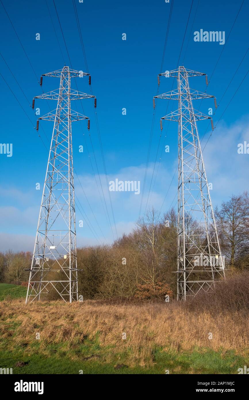 Electricity pylons uk countryside hi-res stock photography and images ...