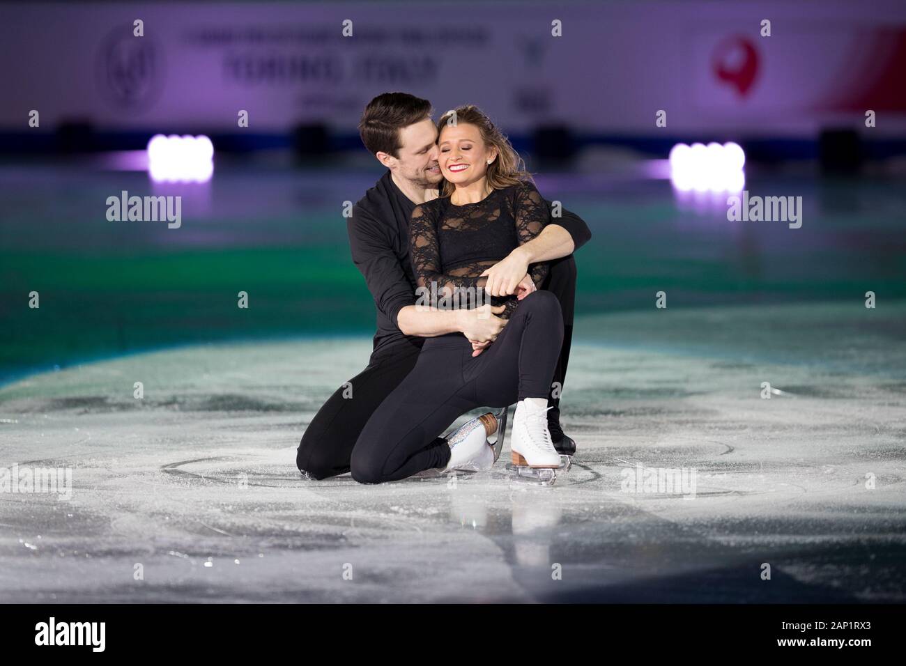 Kirsten Moore Towers and Michael Marinaro of Canada perform during ...