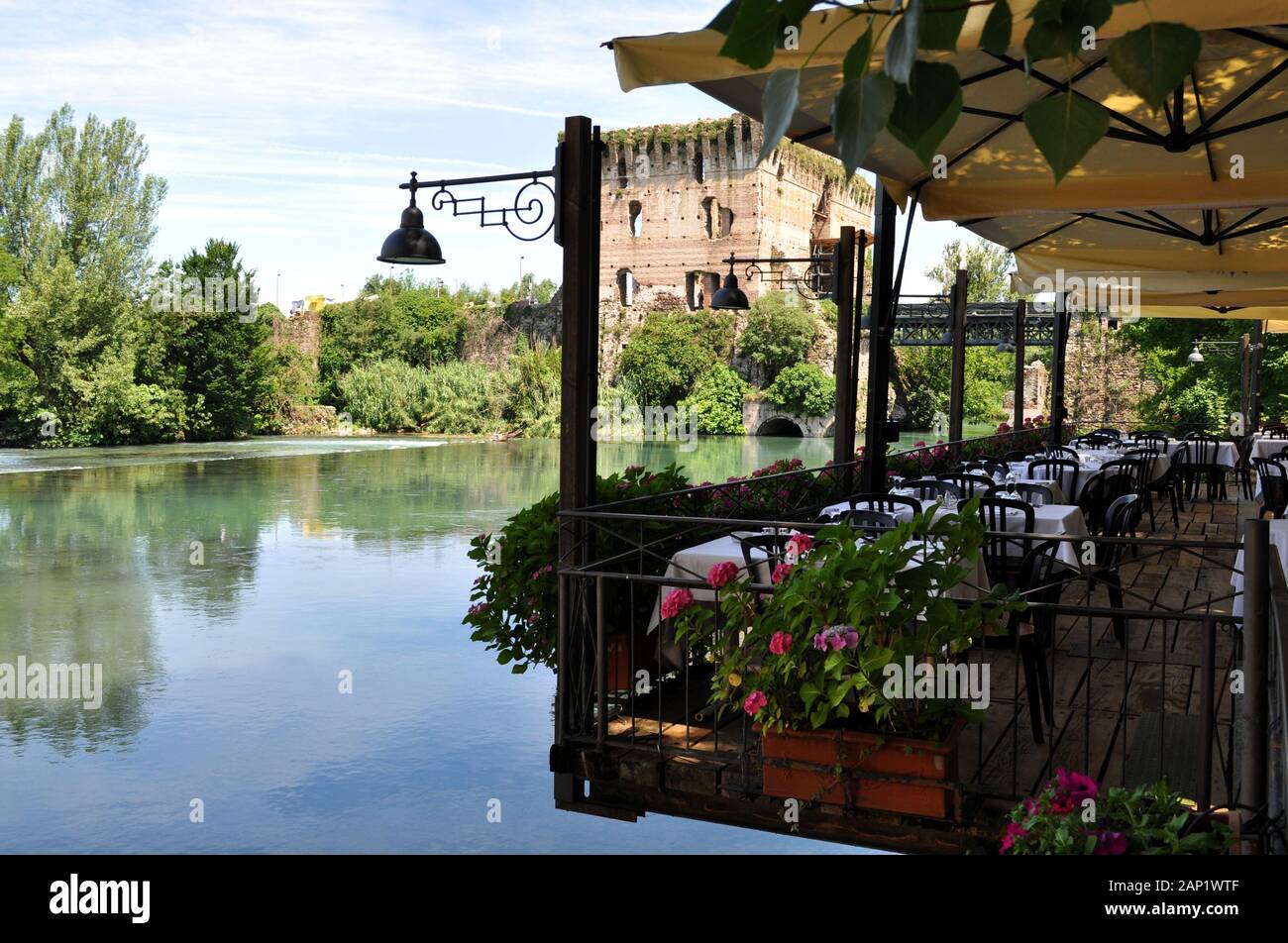 Restaurant overlooking water hi-res stock photography and images - Alamy