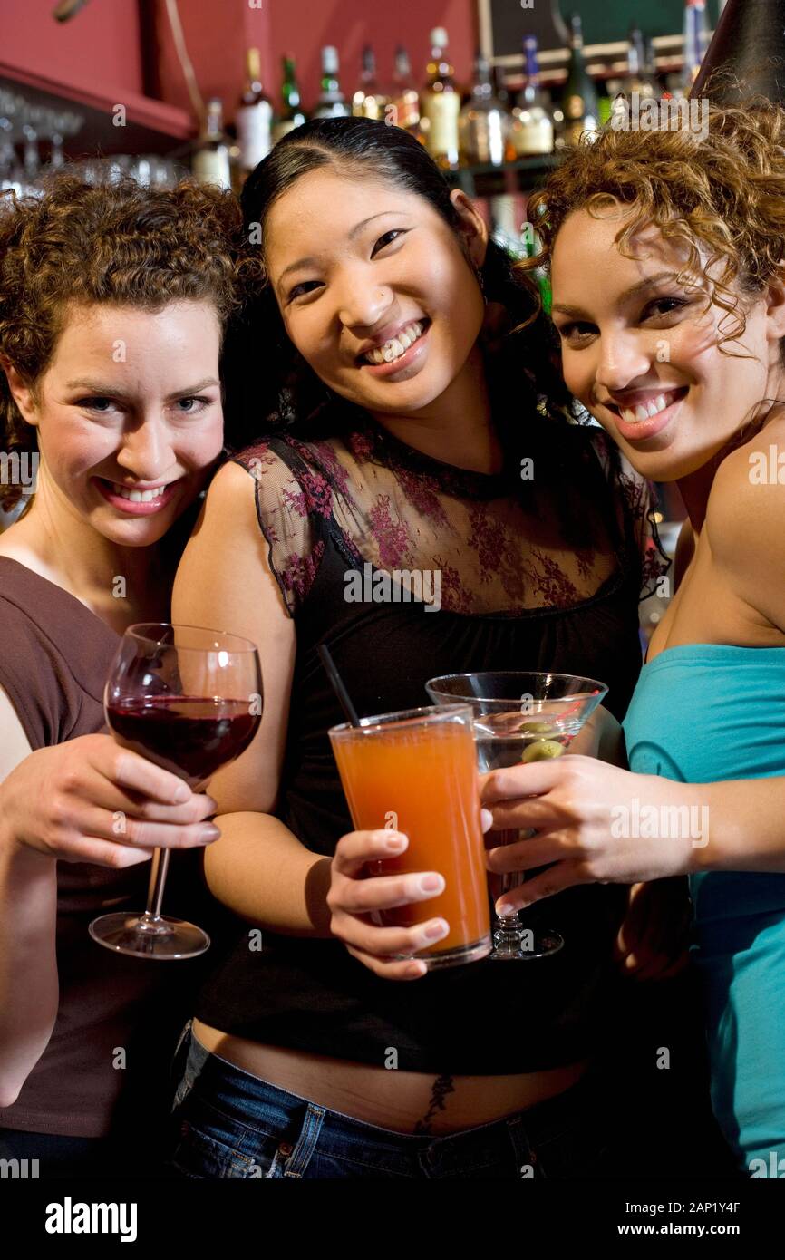 Young women drinking bar hi-res stock photography and images - Alamy