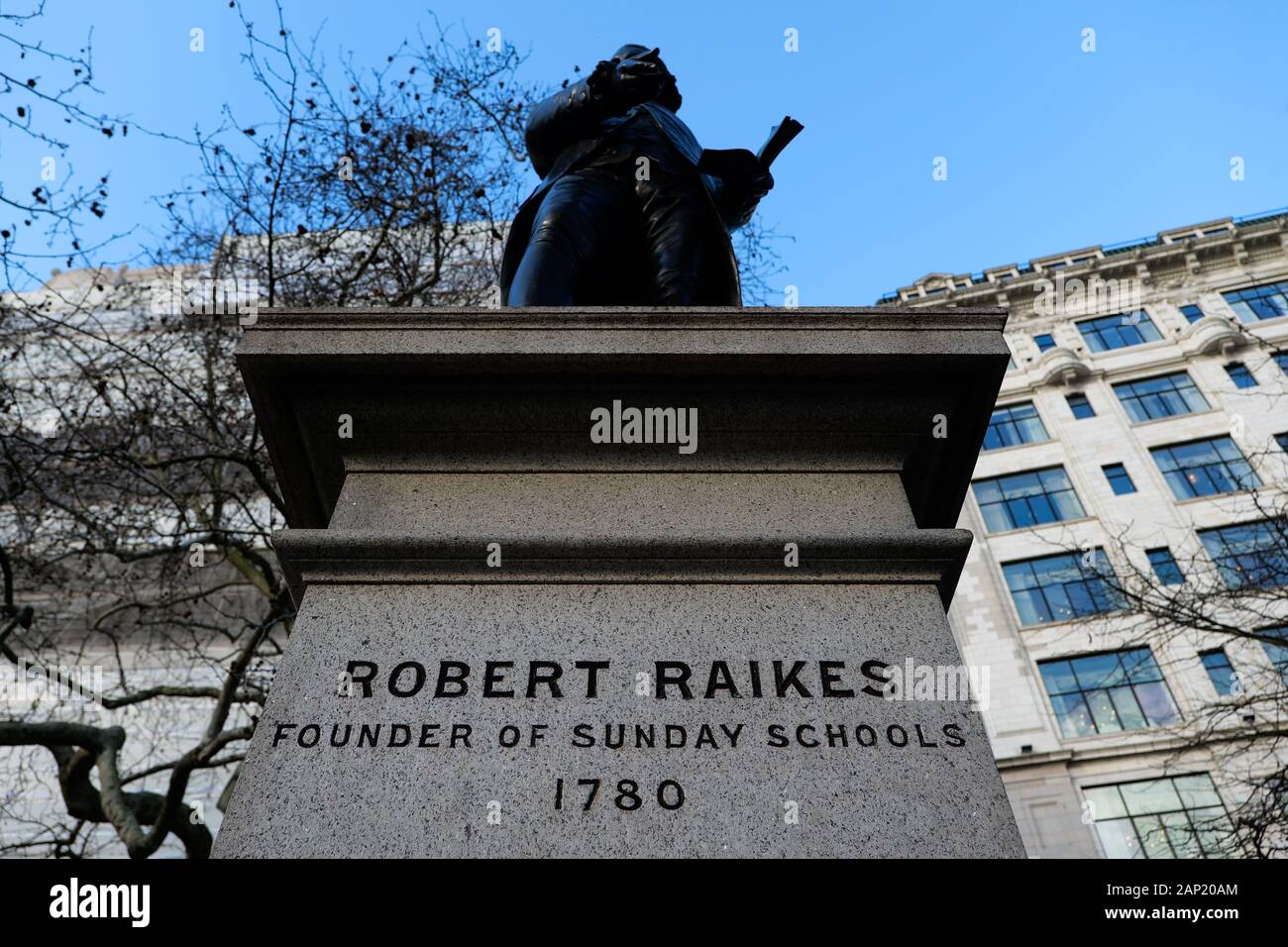 Monument to Robert Raikes Stock Photo - Alamy